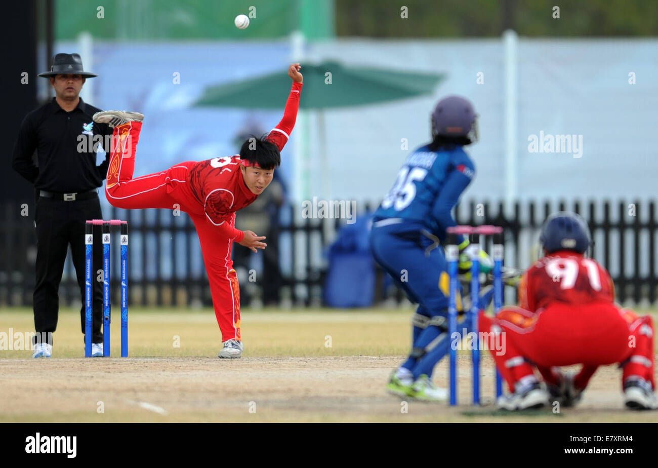 Incheon, South Korea. 26th Sep, 2014. Han Lili (2nd L) of China throws ...
