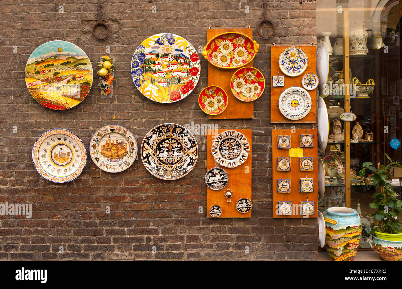 Ceramic holiday plates hi-res stock photography and images - Alamy