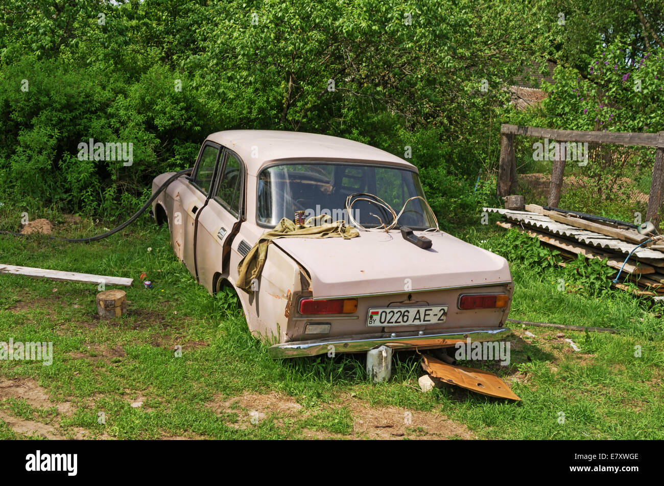 Old car in the yard of the rural house Stock Photo - Alamy