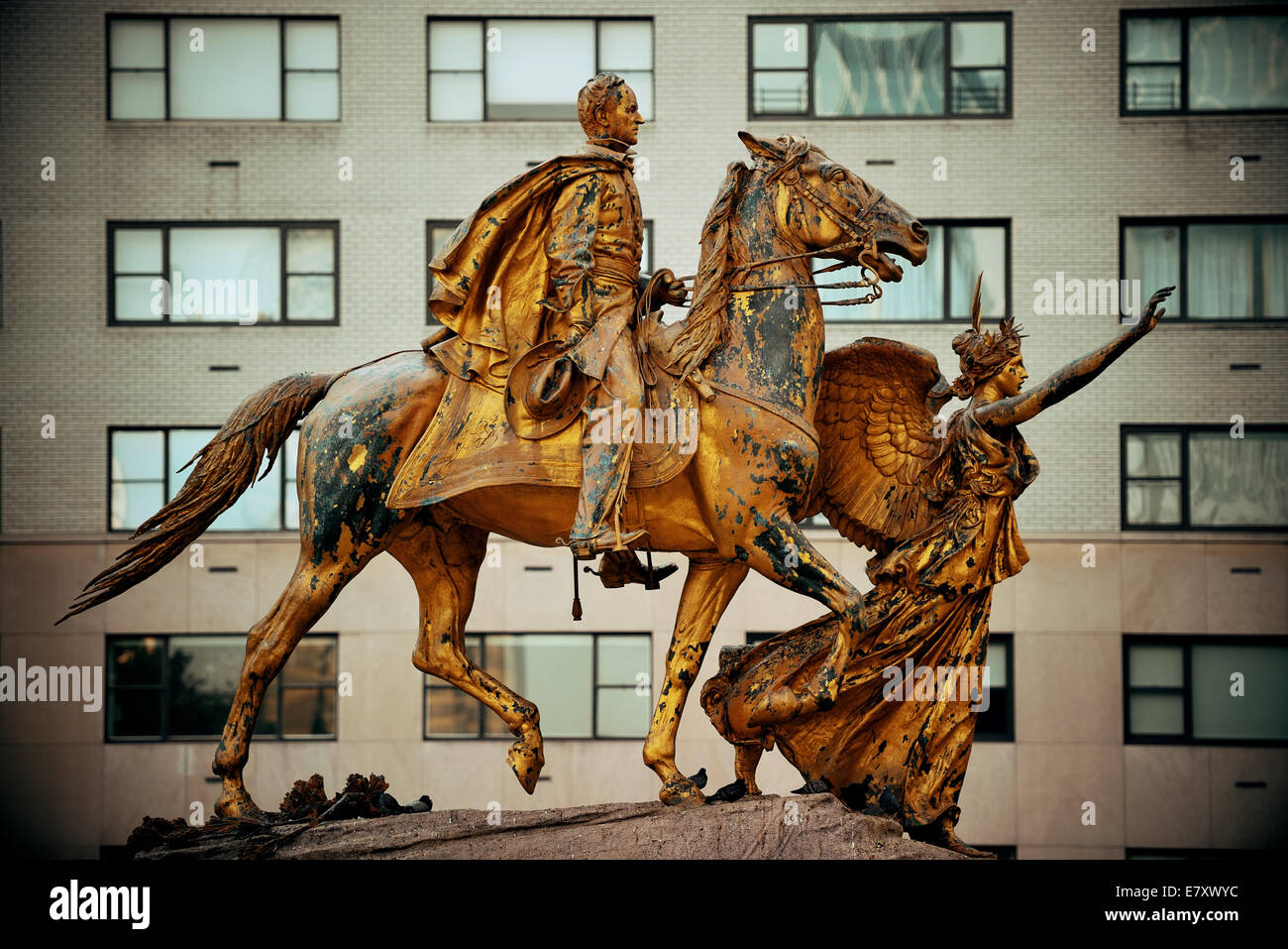 Street view with statue in Midtown Manhattan Stock Photo - Alamy