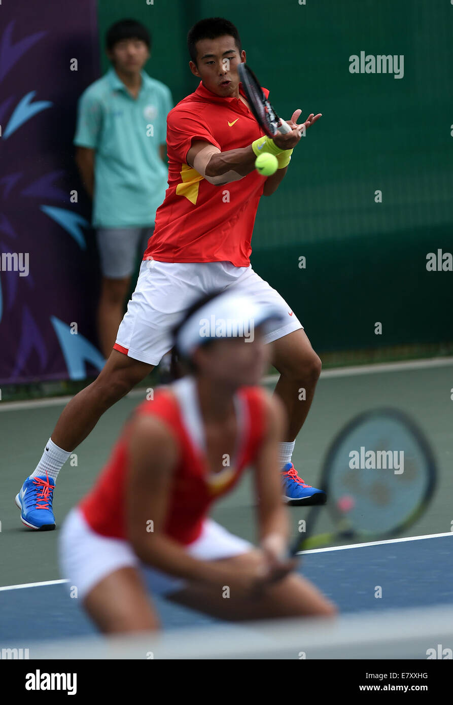 Incheon, South Korea. 26th Sep, 2014. Zhang Ze (upper) of China hits ...