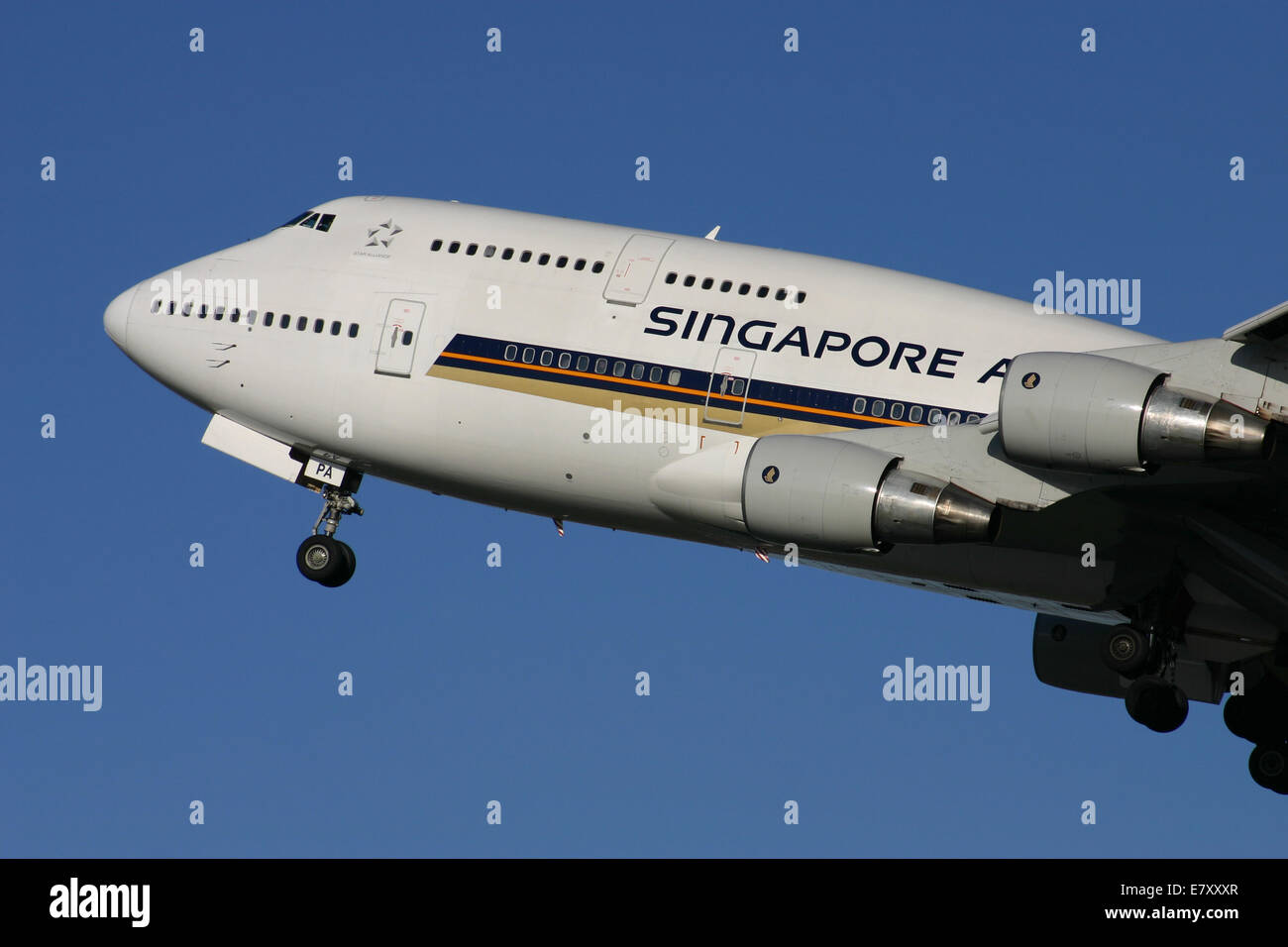 Singapore airlines boeing 747 hi-res stock photography and images - Alamy