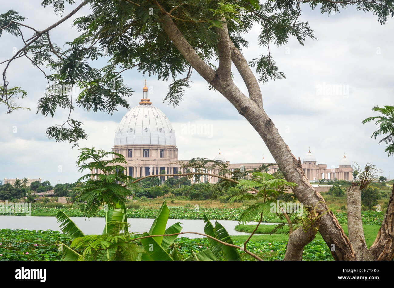 Basilica of Our Lady of Peace / Basilique Notre-Dame de la Paix, Yamoussoukro, Côte d'Ivoire ...