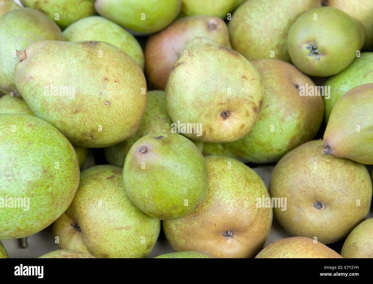 full frame background with lots of green pears Stock Photo - Alamy
