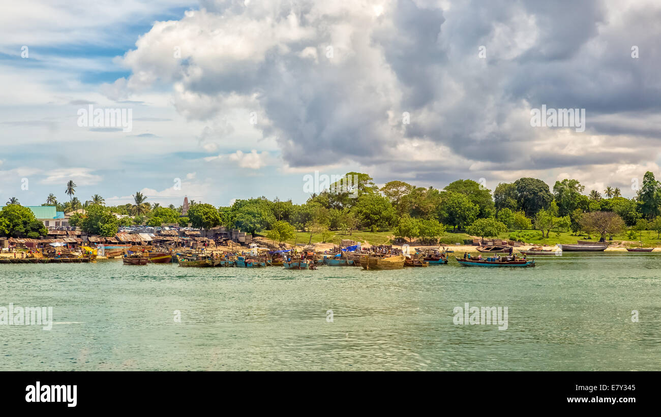 The shores of the Indian Ocean in Dar es Salaam, Tanzania Stock Photo ...