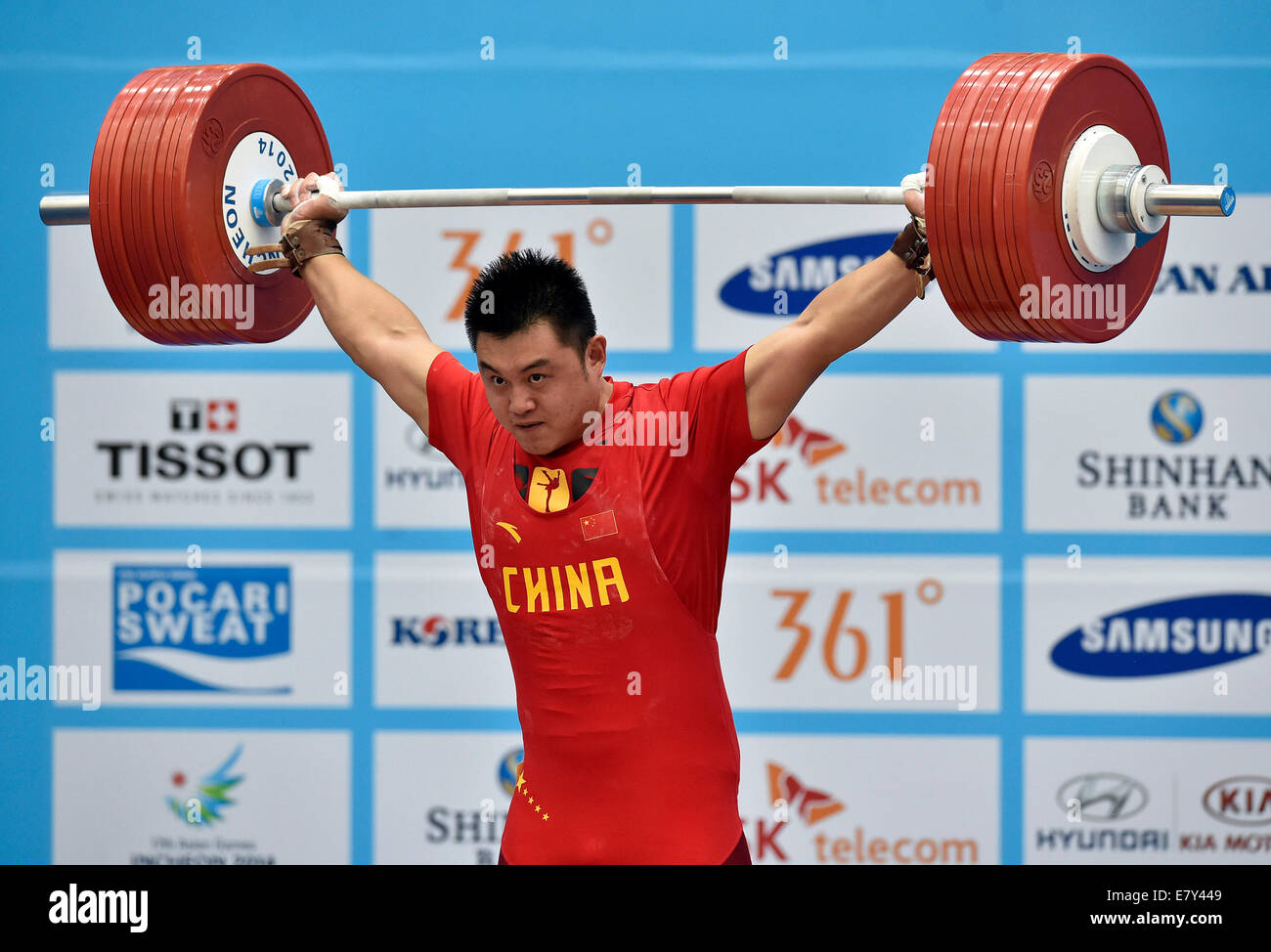 Chinese weightlifting player Zhe Yang win the gold medal of mens 105 ...
