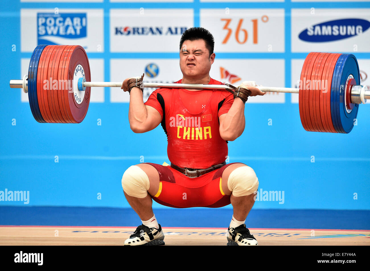 Chinese weightlifting player Zhe Yang win the gold medal of mens 105 ...
