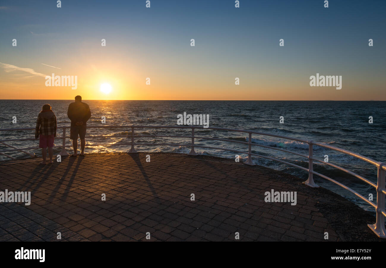Two people watching the sunset hi-res stock photography and images - Alamy
