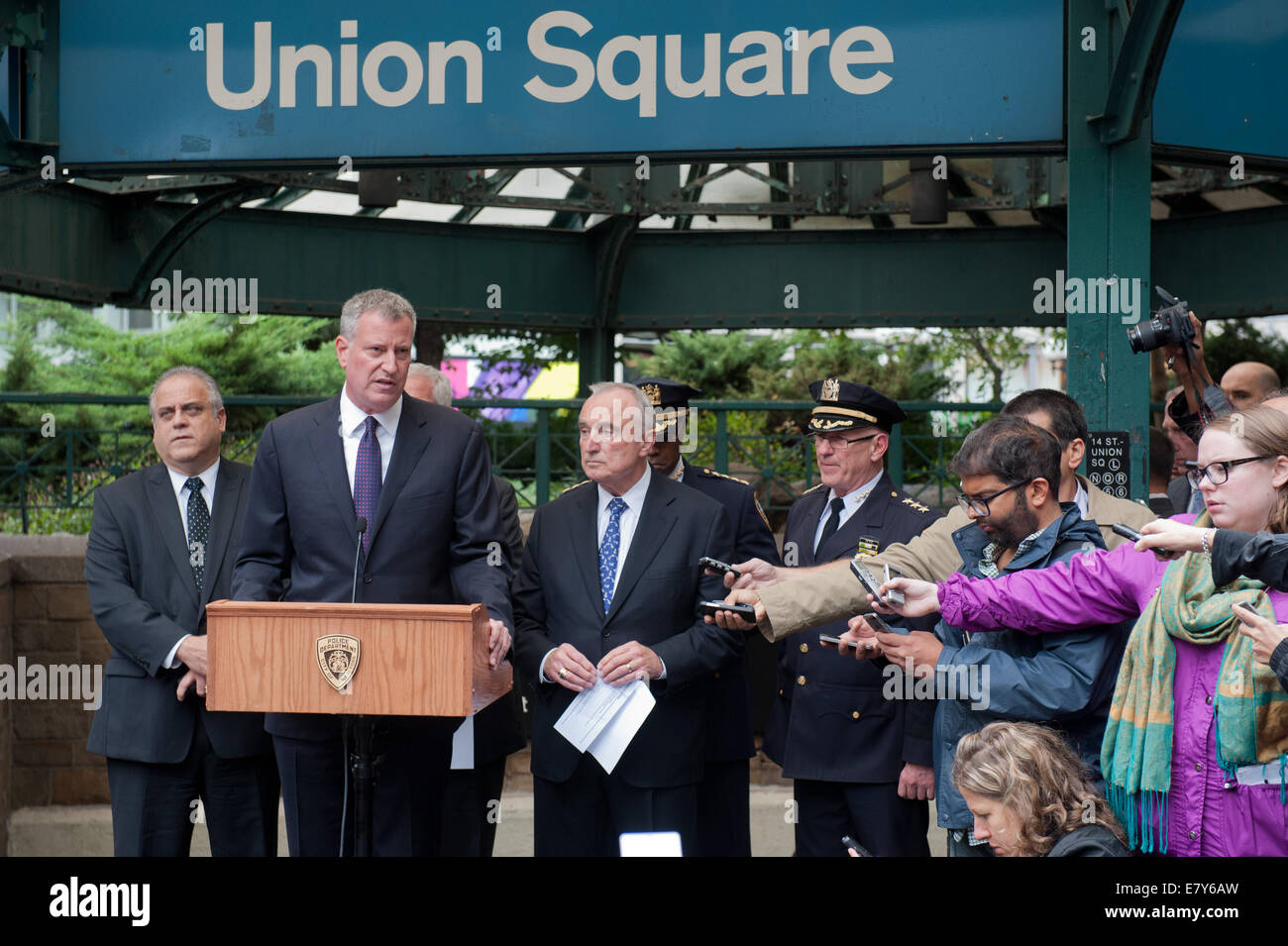 Manhattan, New York, USA. 25th Sep, 2014. Mayor BILL DE BLASIO and Police Commissioner WILLIAM ...