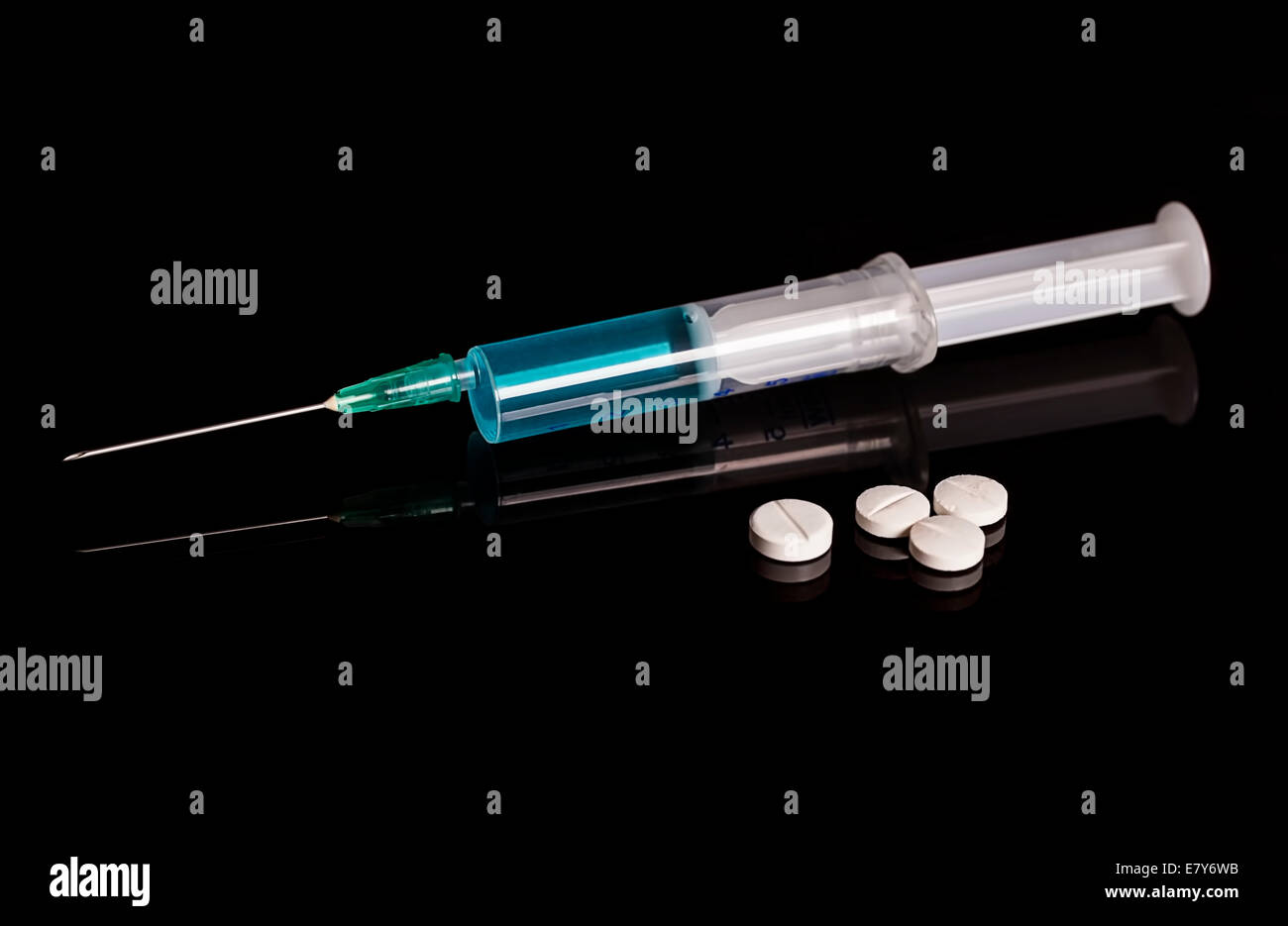 Syringe needle in bottle hi-res stock photography and images - Alamy