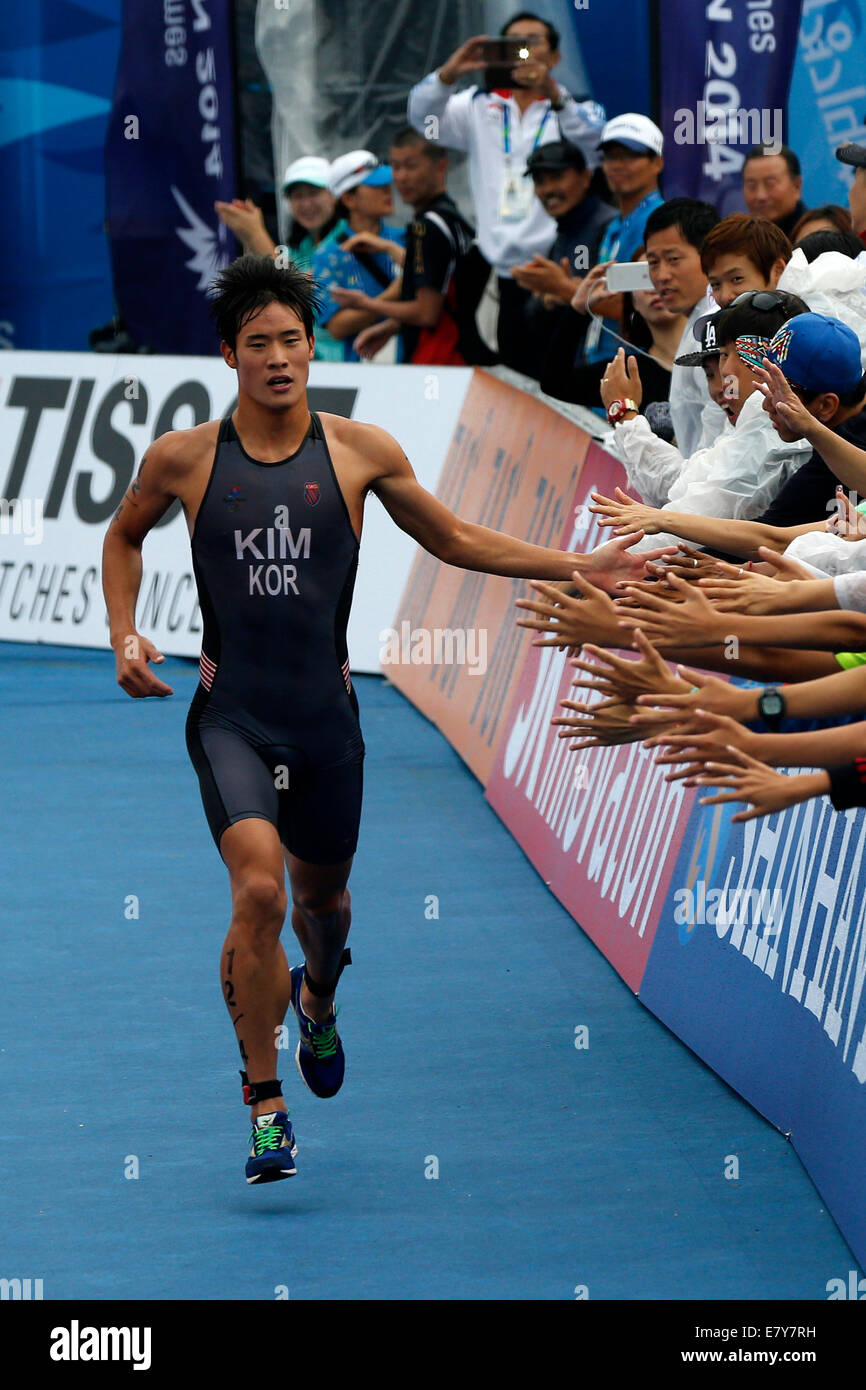 Incheon, South Korea. 26th Sep, 2014. Kim Jihwan of South Korea react with audiences during the ...