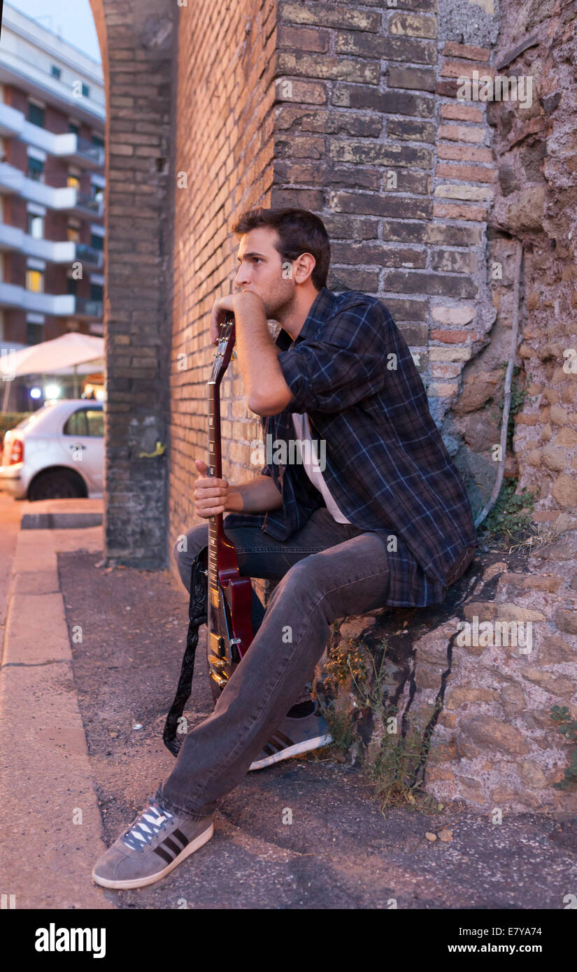 Man sitting on wall hi-res stock photography and images - Alamy