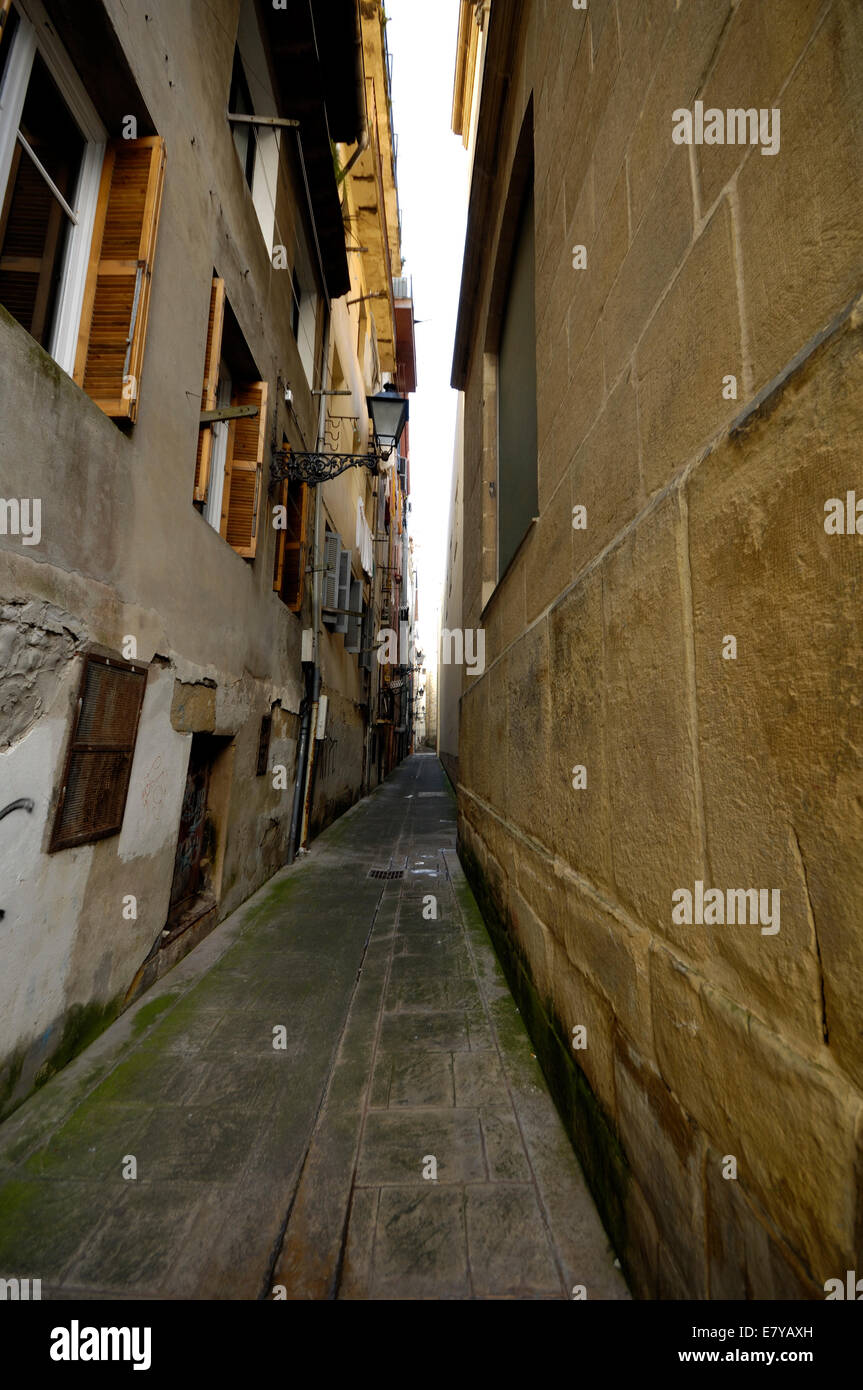 Alley with walls hi-res stock photography and images - Alamy