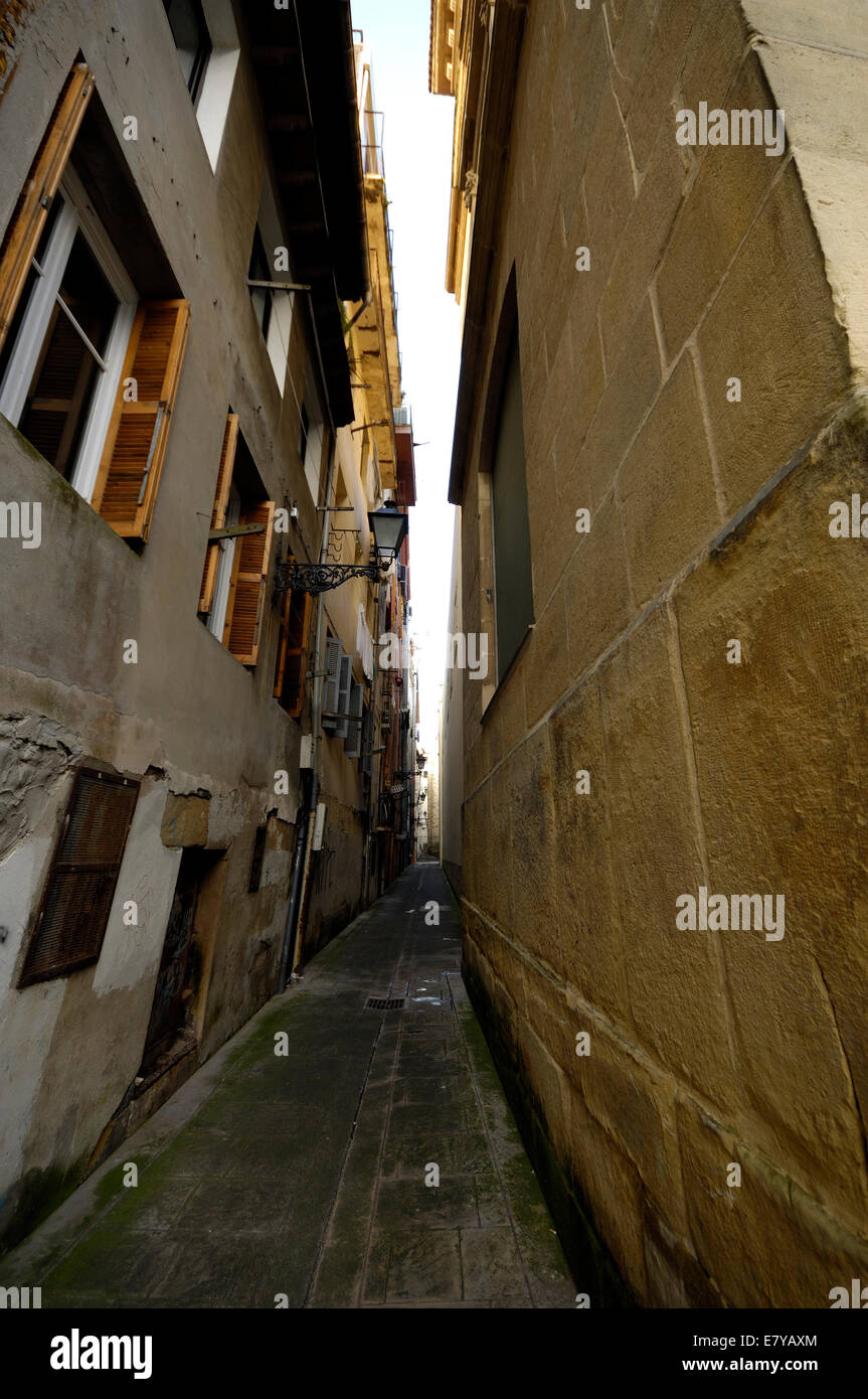 Alley with walls hi-res stock photography and images - Alamy