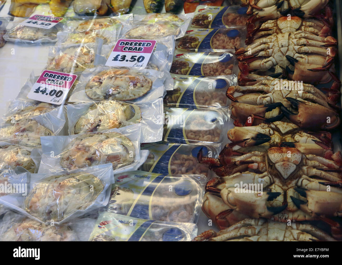 Crabs at a fishmongers shop Stock Photo - Alamy