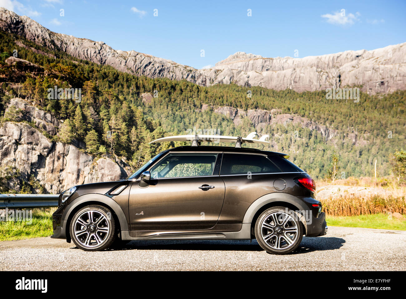 2014 5 mini paceman and countryman in Norway with Surboards on the roof ...