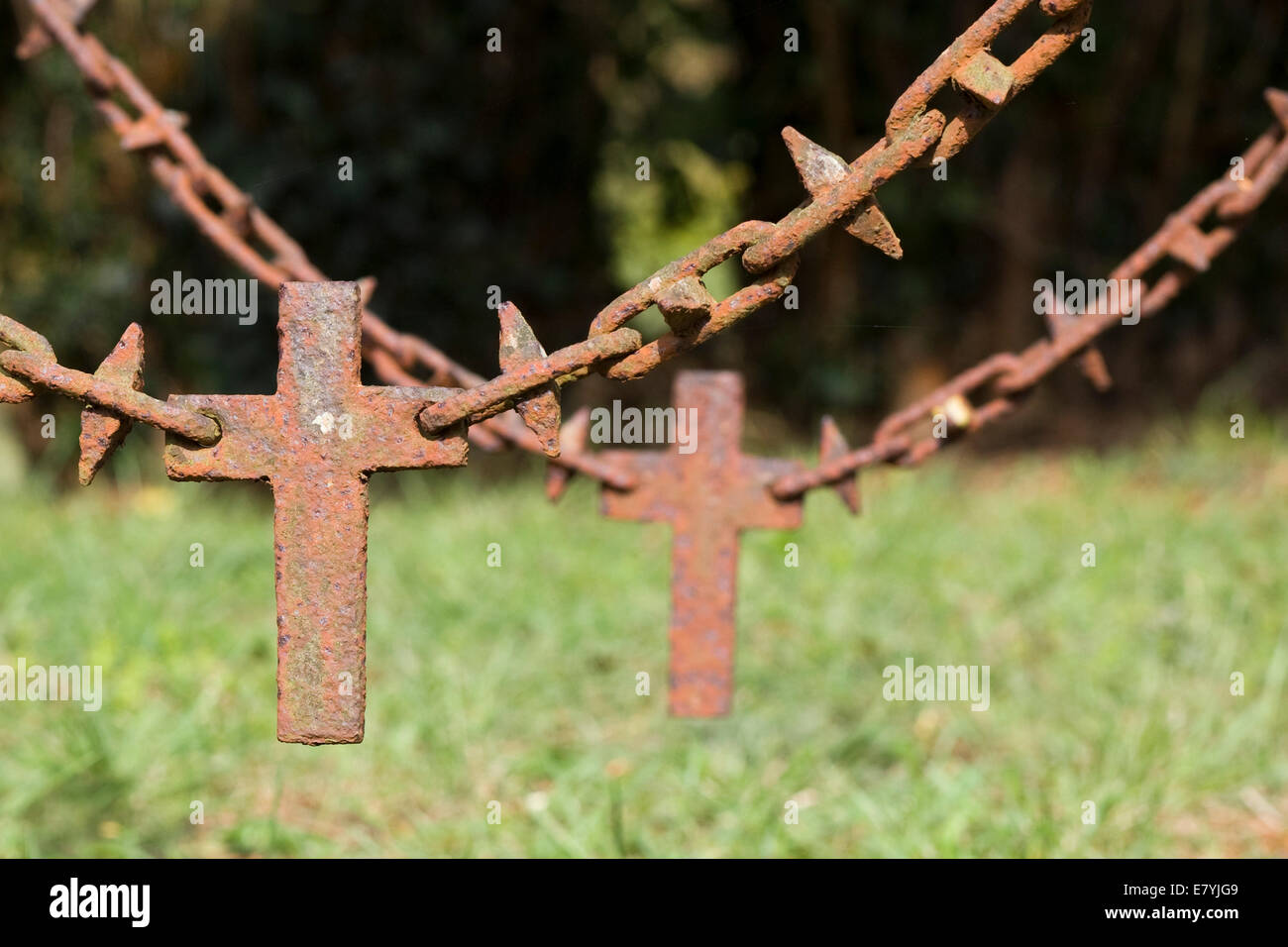 Chain link rust colored cross surrounding a grave Stock Photo - Alamy