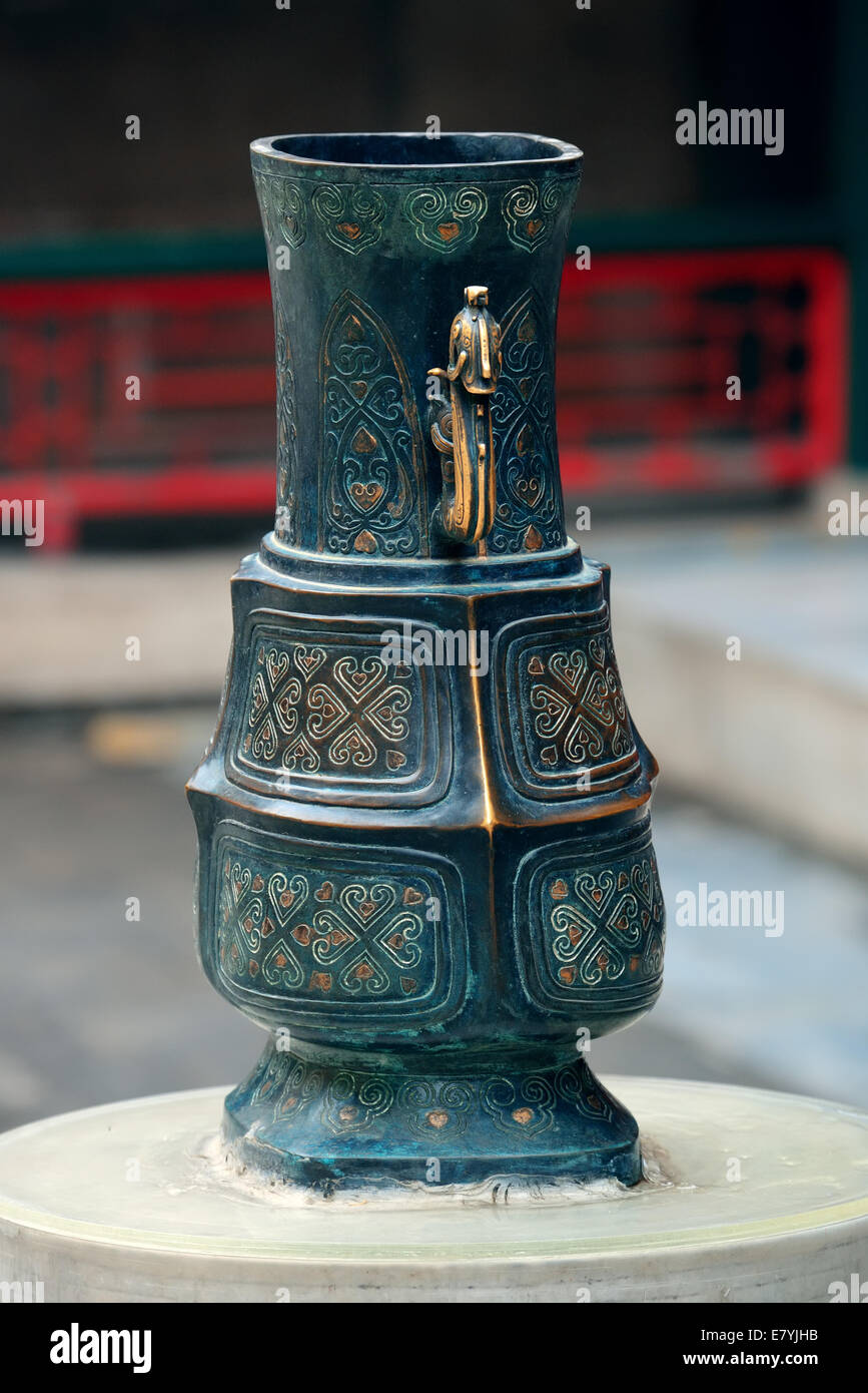 Bronze ancient container in Beihai Park in Beijing Stock Photo - Alamy