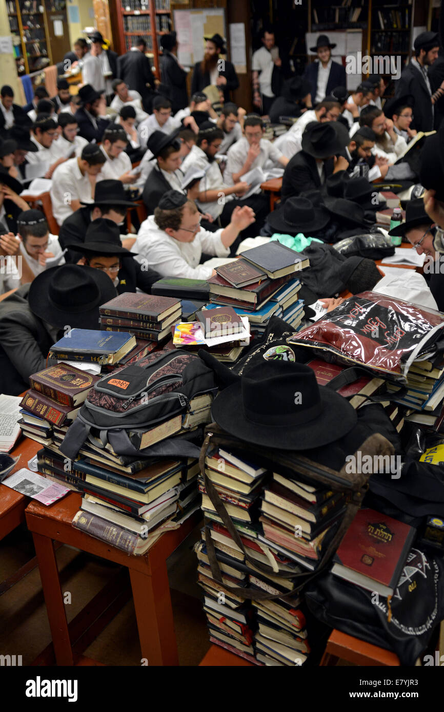 Crowd scene hi-res stock photography and images - Alamy