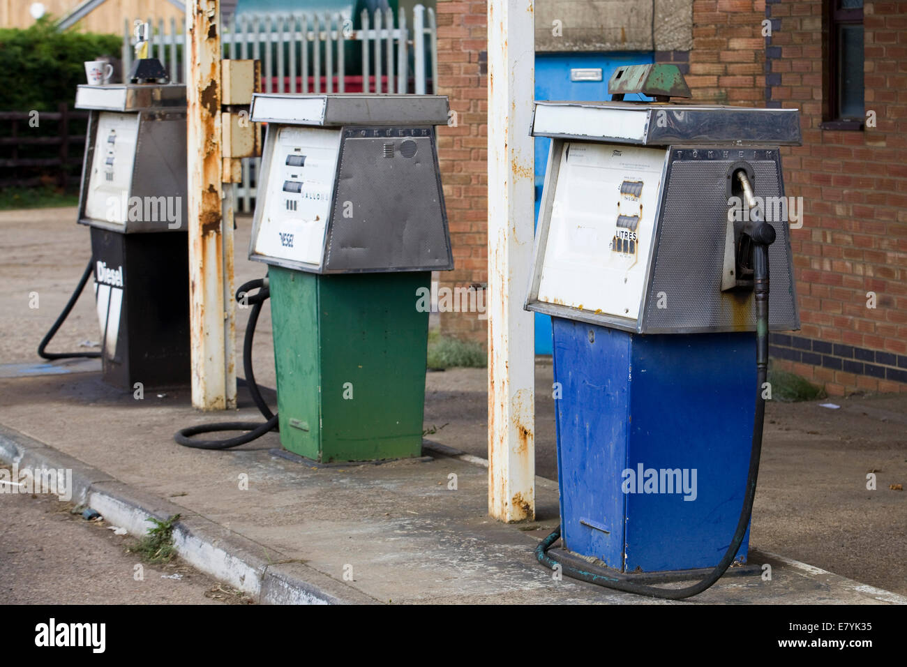 Rusty old fuel pumps hi-res stock photography and images - Alamy
