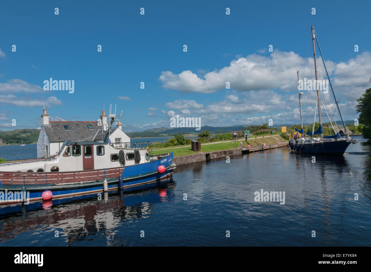 Boats & yacht on the Crinan Canal Stock Photo - Alamy
