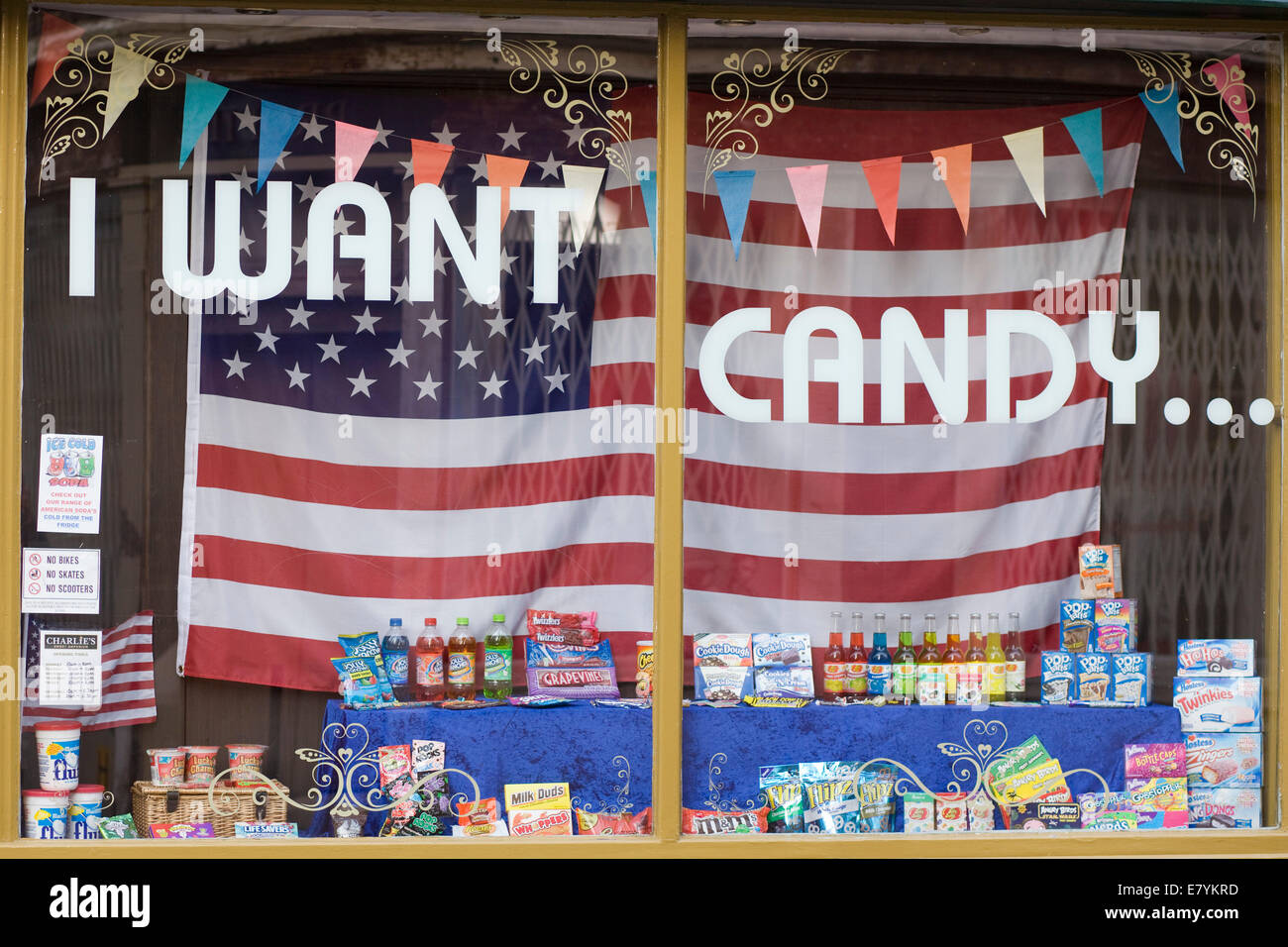 Shop window Display "I want candy" American Sweet shop Stock Photo - Alamy