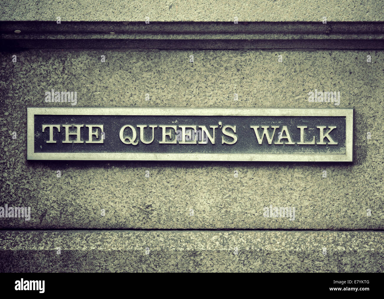 The Queens Walk road sign in London Street Stock Photo - Alamy