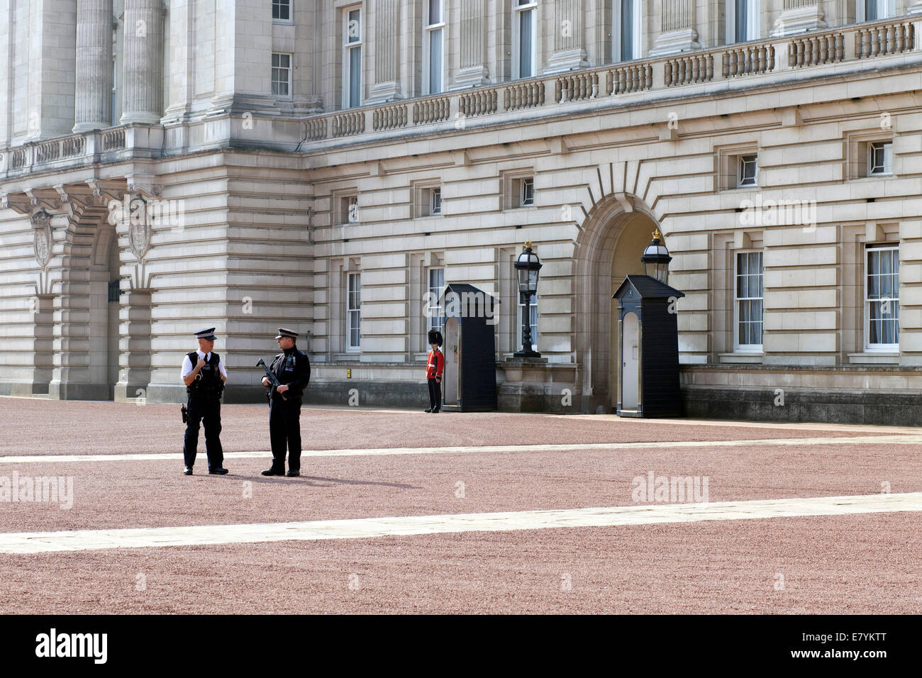 The Palace Guards outside Buckingham Palace London England Stock Photo ...