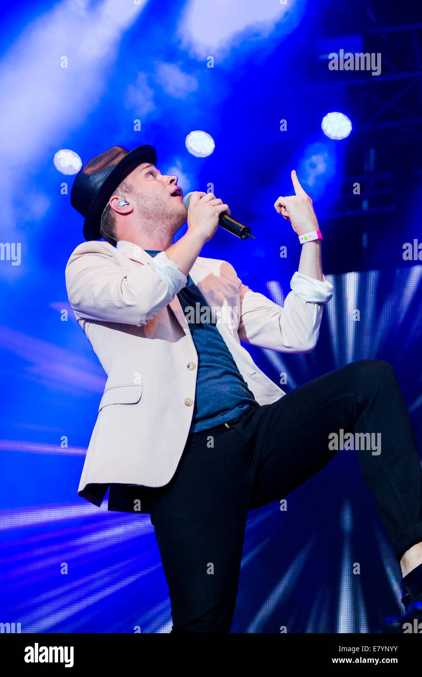 Oliver Stanley "Olly" Murs, English singer-songwriter, musician, and ...