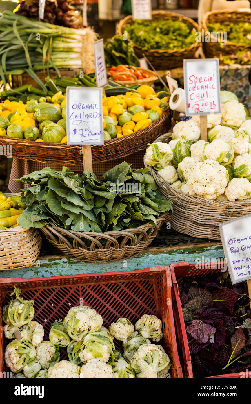 Fresh organic produce at the local farmers market Stock Photo - Alamy