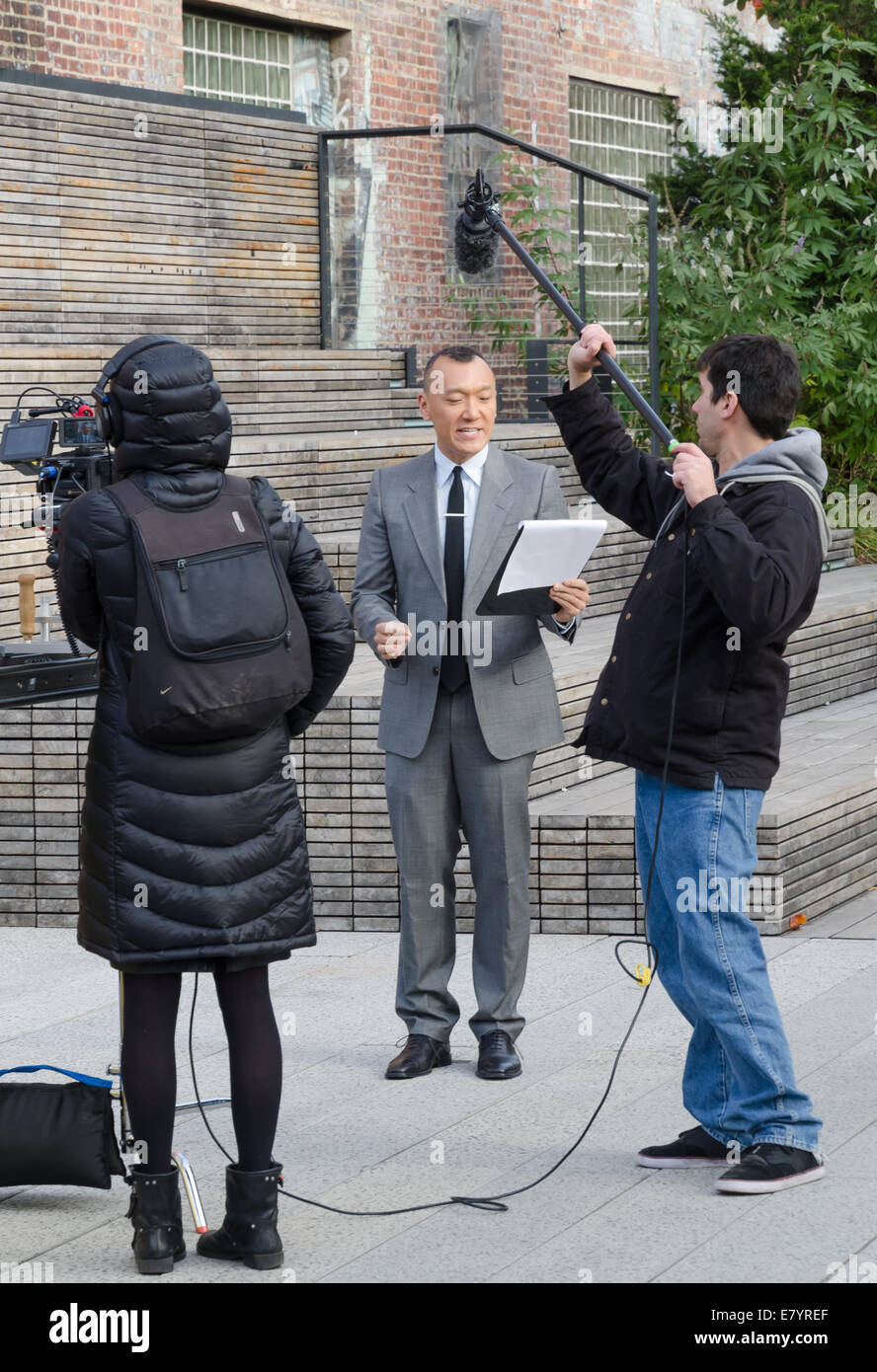 News reporter camera hi-res stock photography and images - Alamy