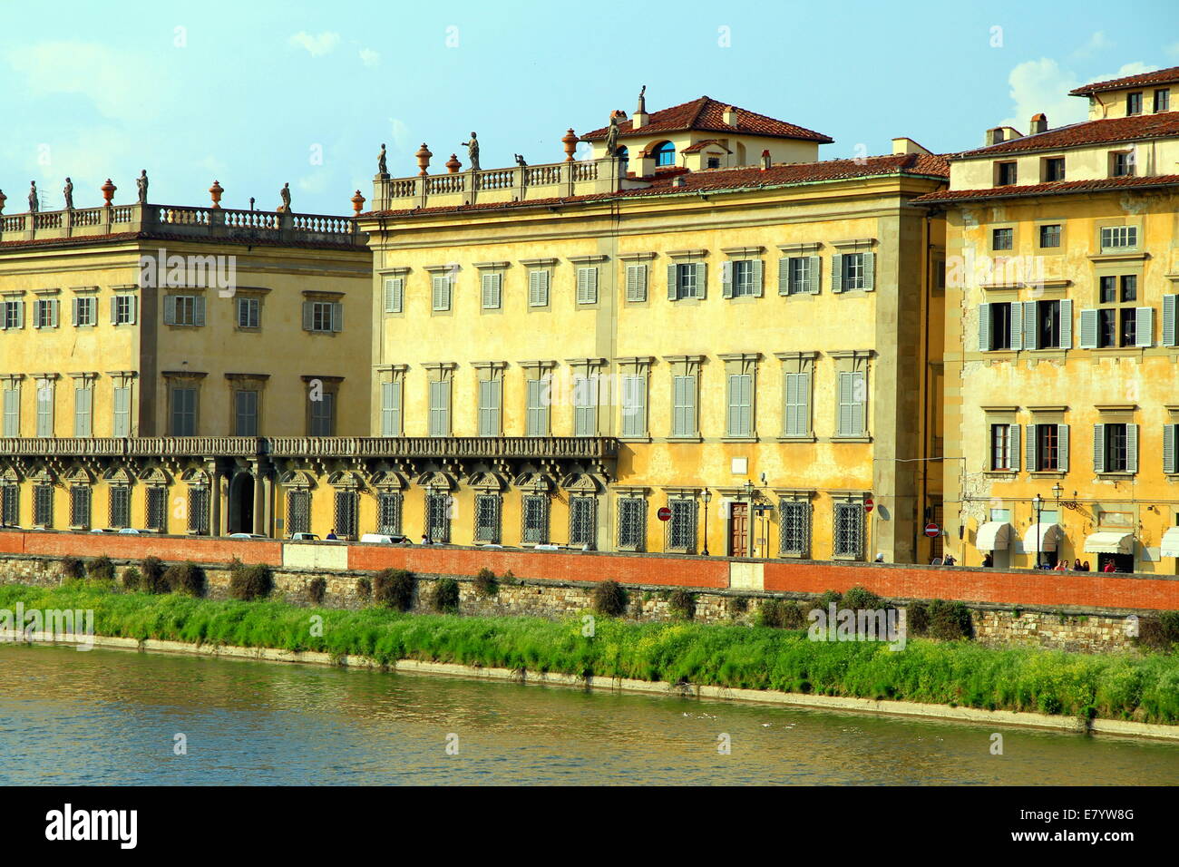 Old yellow building hi-res stock photography and images - Alamy