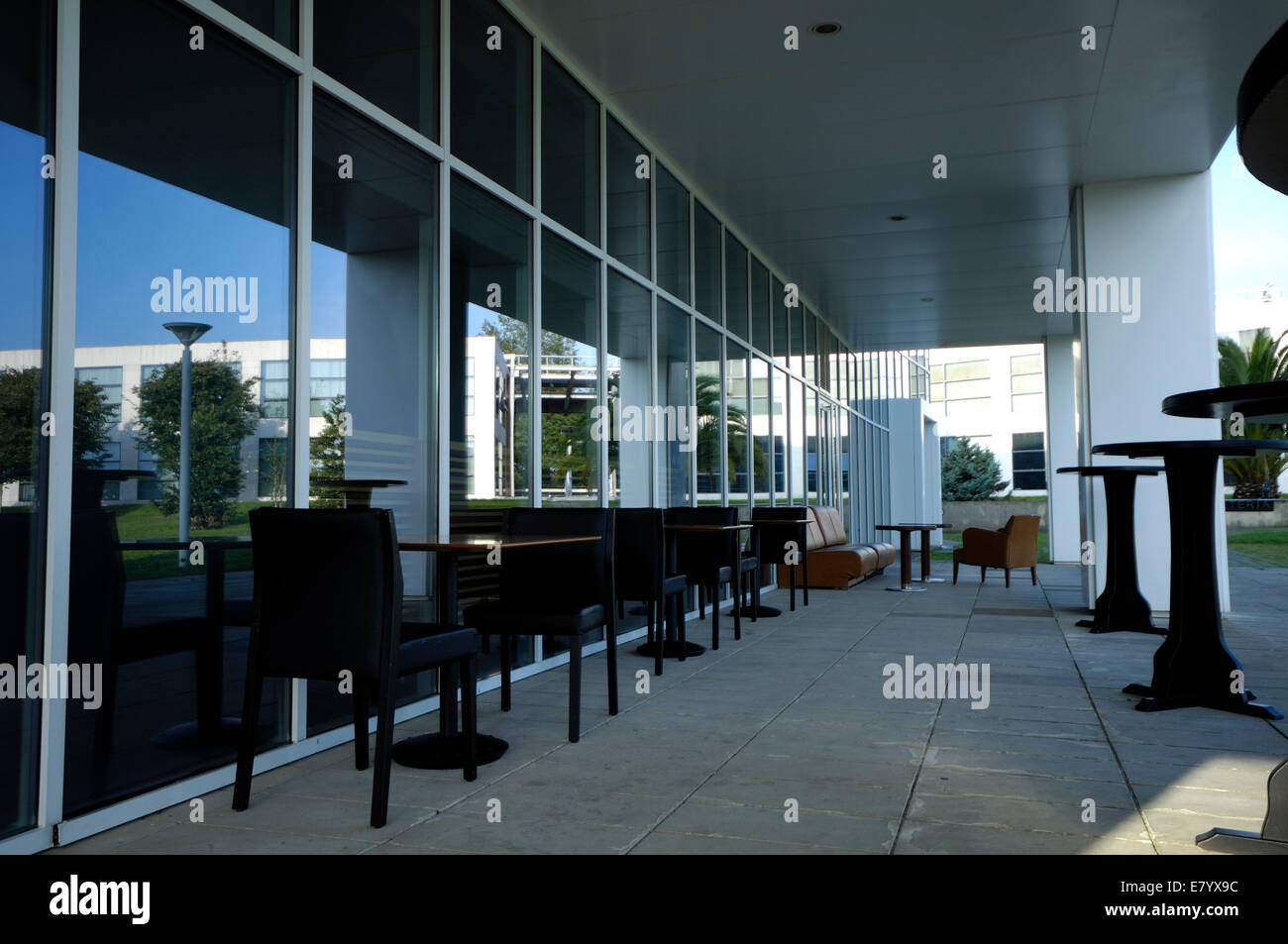 Bar tables hi-res stock photography and images - Alamy