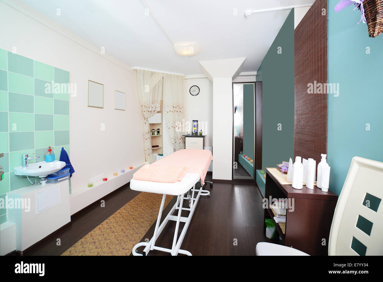 Empty interior beauty salon hi-res stock photography and images - Alamy