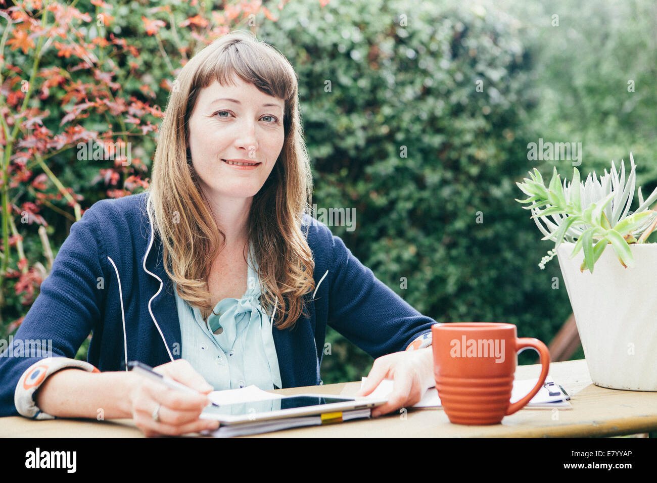 Woman working tablet pc hi-res stock photography and images - Alamy