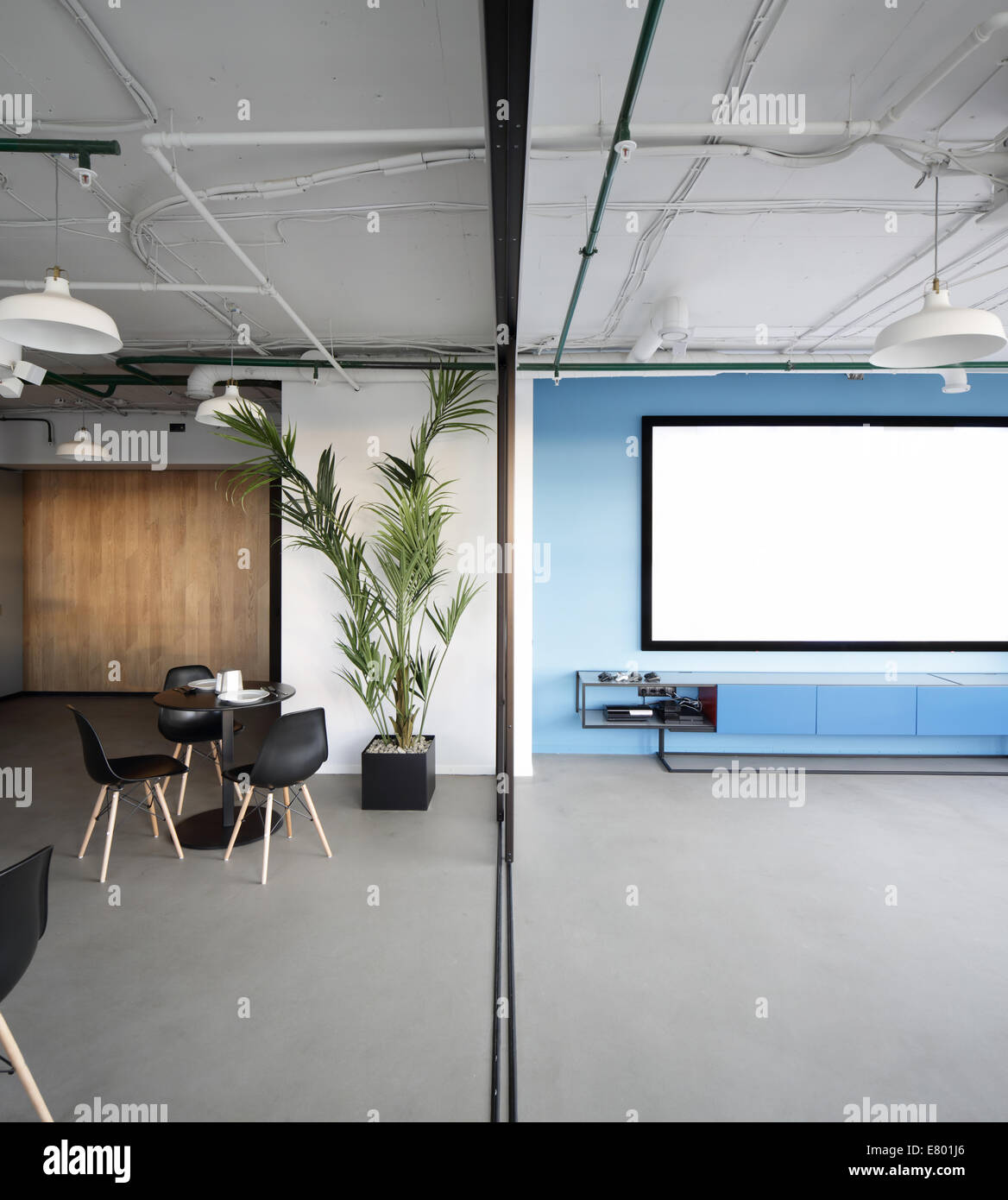 meeting room with projector in modern office Stock Photo - Alamy