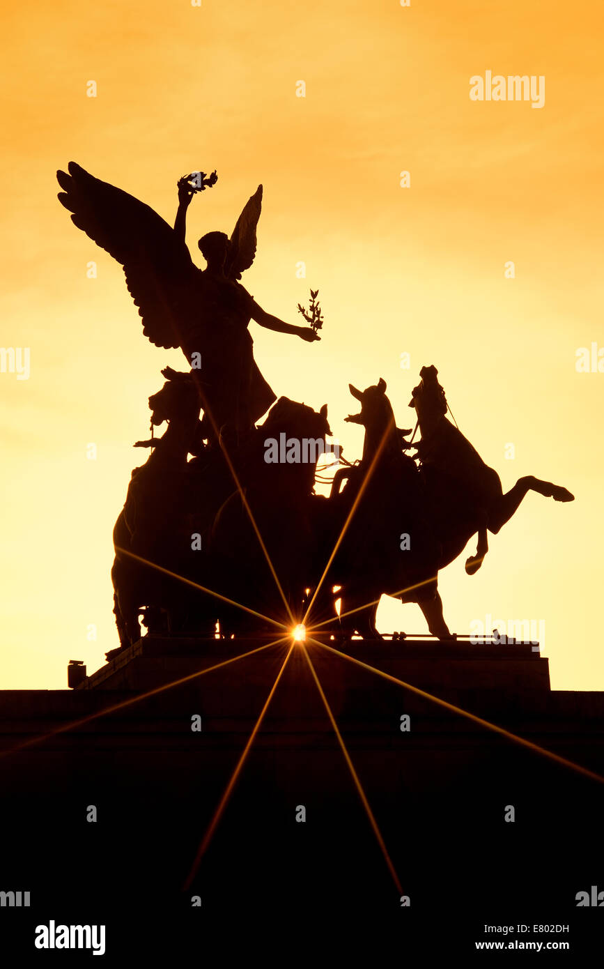 Statue silhouette with sunray in London Stock Photo - Alamy