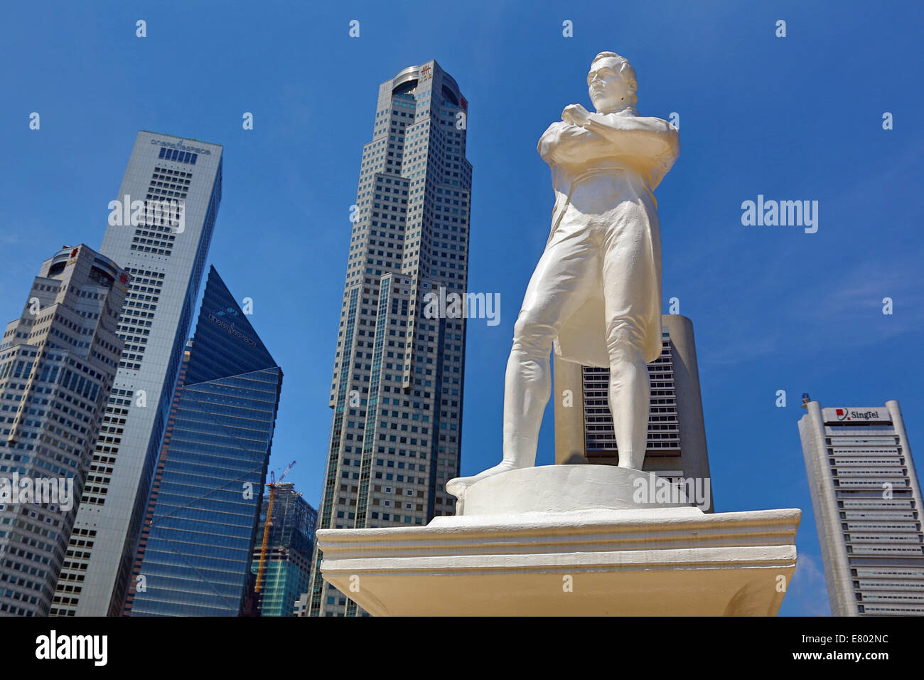 Raffles statue sir stamford raffles hi-res stock photography and images ...