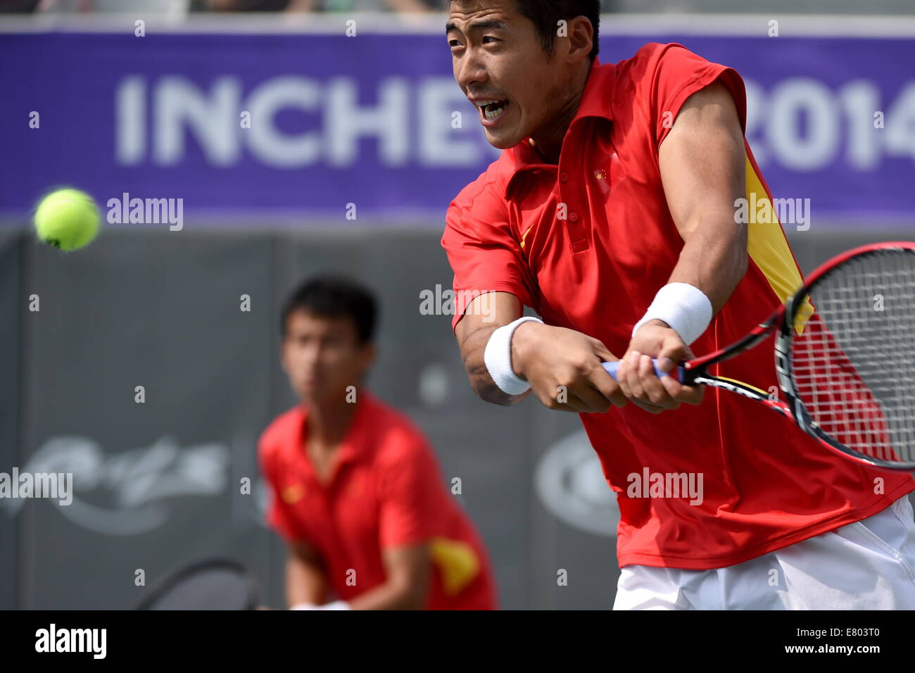 Incheon, South Korea. 27th Sep, 2014. Li Zhe (R) of China hits the ball ...