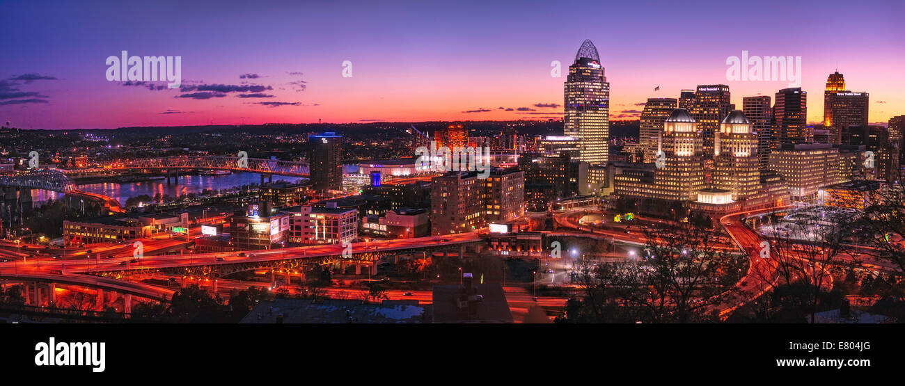 Cincinnati skyline at night Stock Photo - Alamy