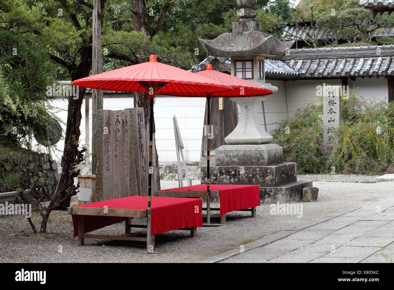Red bench japanese garden hi-res stock photography and images - Alamy