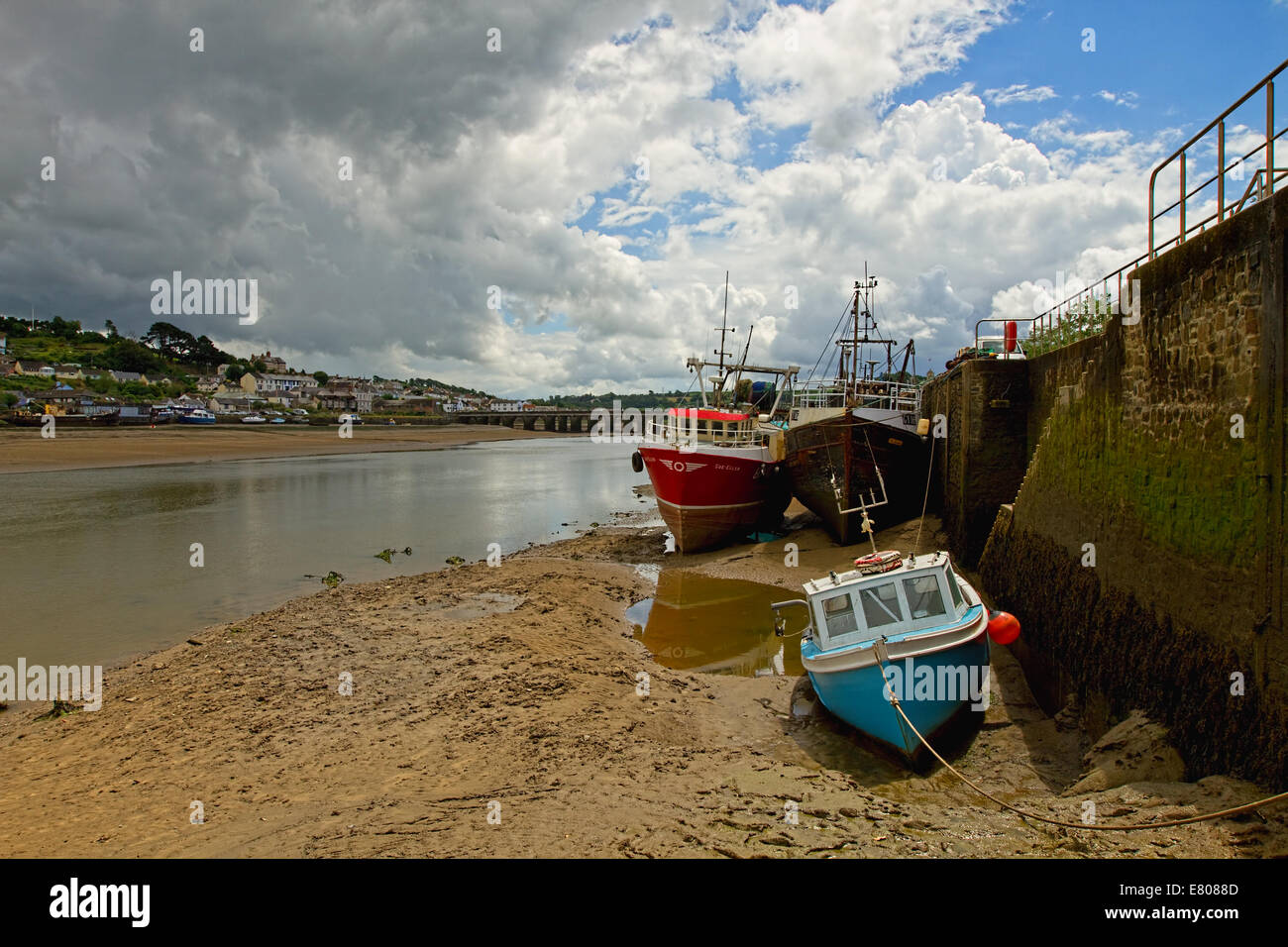 beached fishing boats on Tidal estuary Stock Photo - Alamy