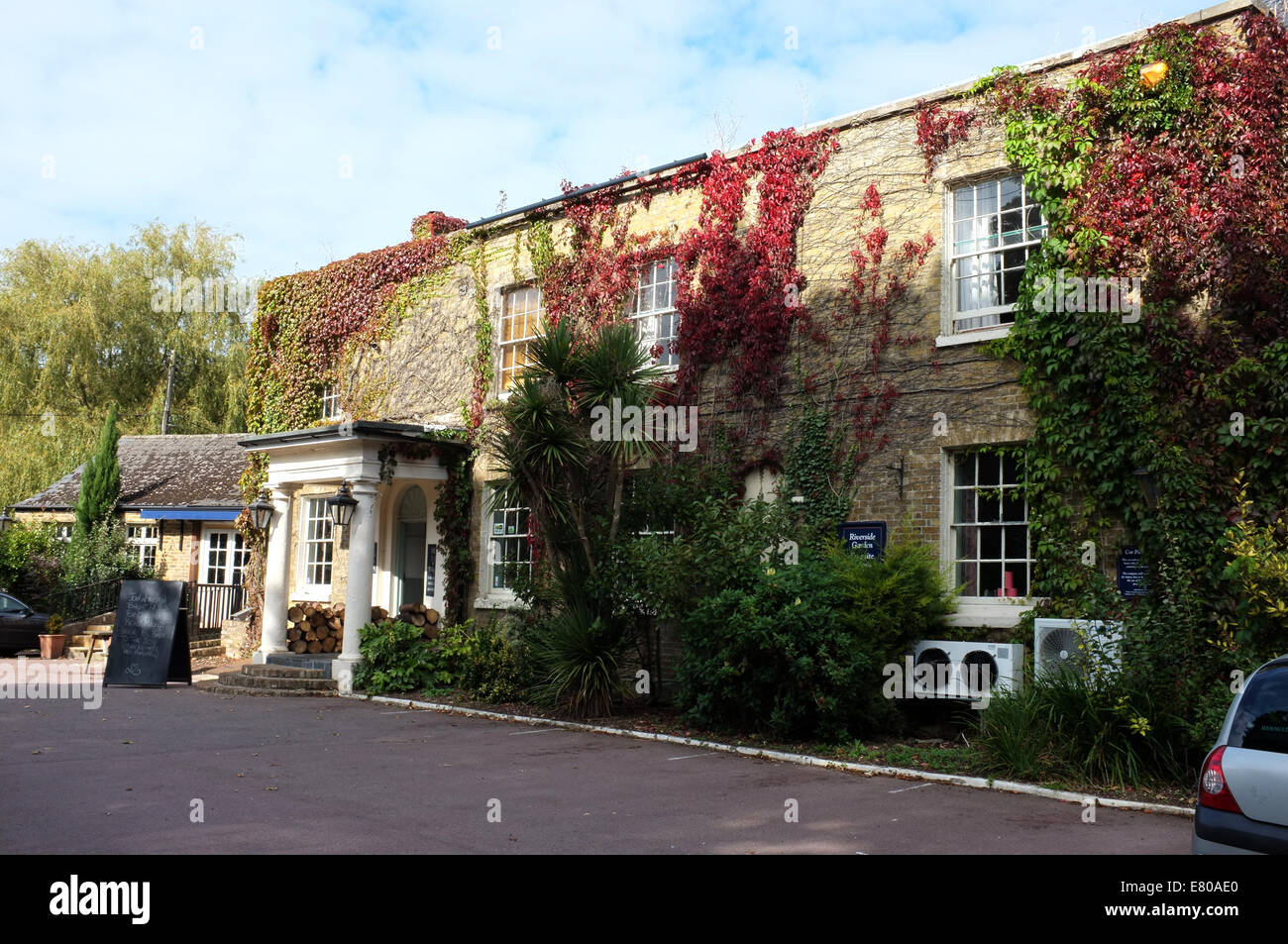 Grove ferry inn kent hi-res stock photography and images - Alamy