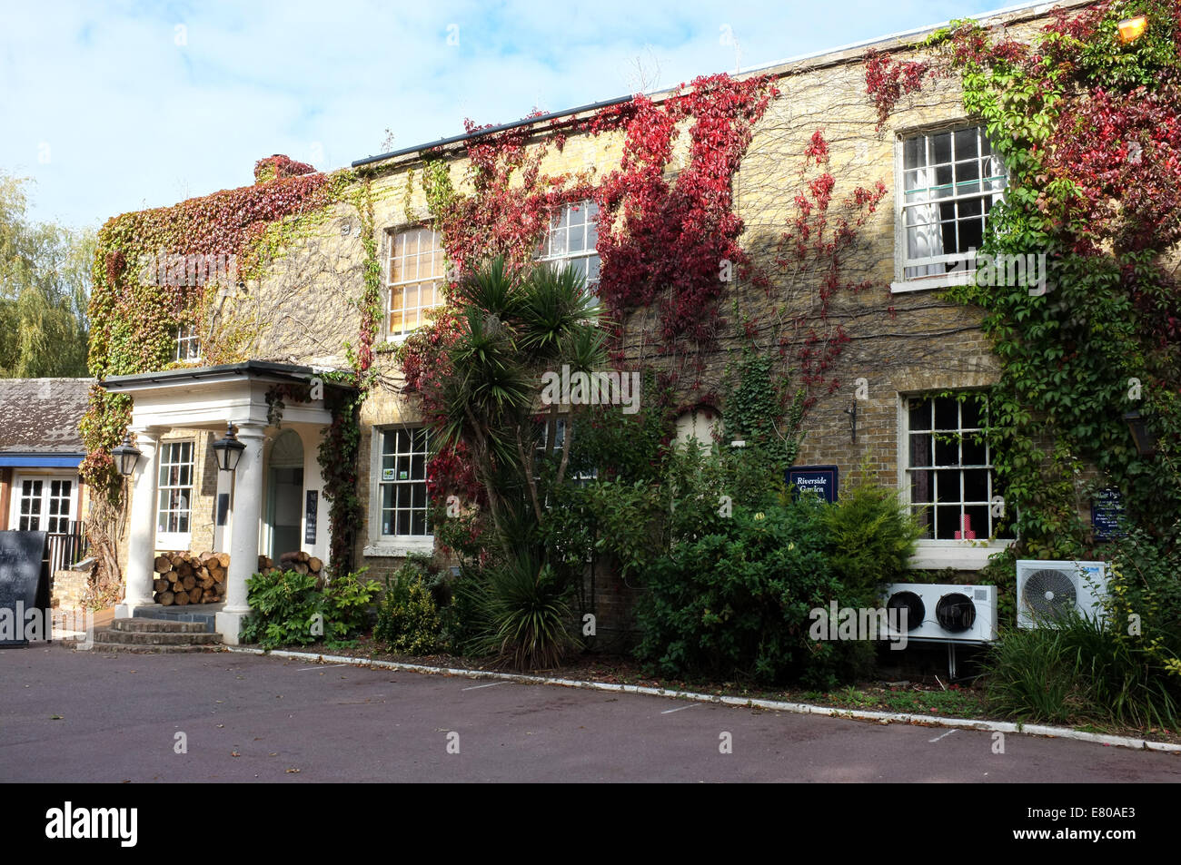 Grove ferry inn kent hi-res stock photography and images - Alamy