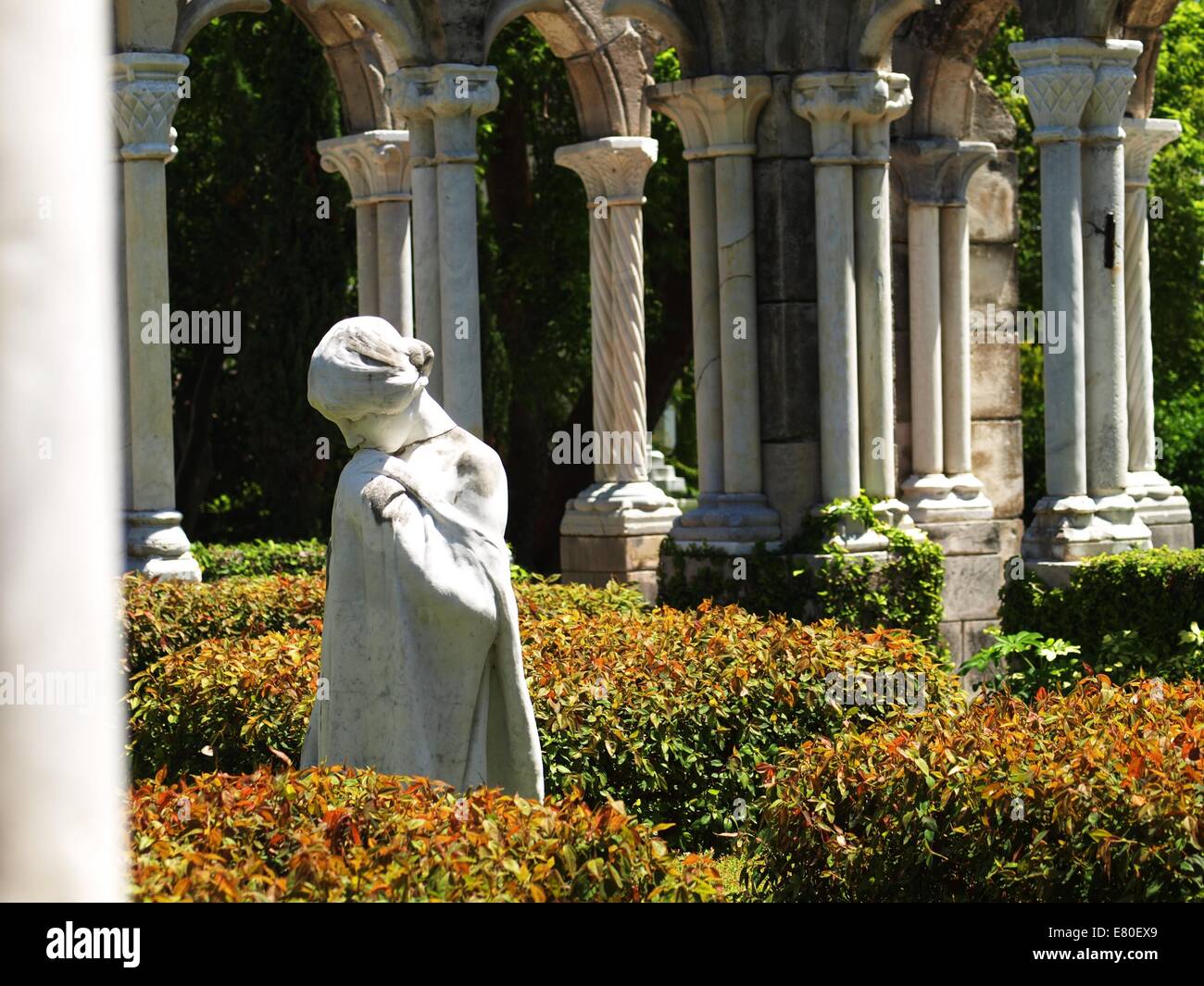 Pretty statue of a woman in the Bahamas Stock Photo - Alamy