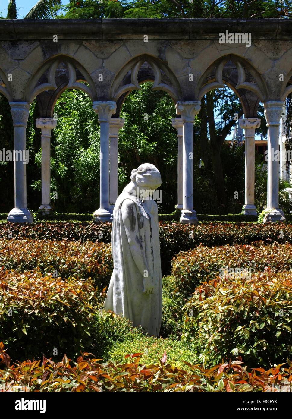 A lone female statue in profile Stock Photo - Alamy