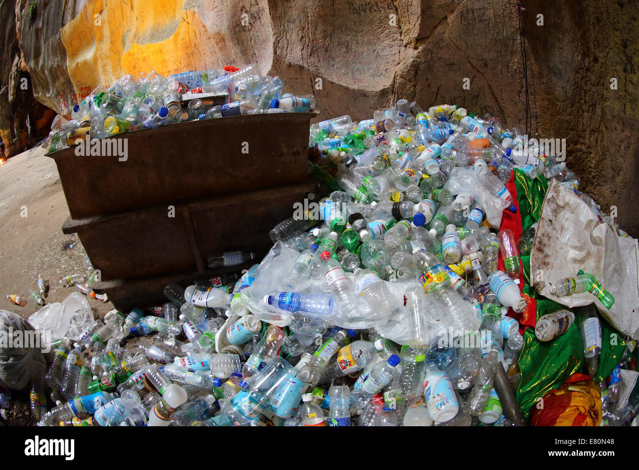 Empty the trash hi-res stock photography and images - Alamy