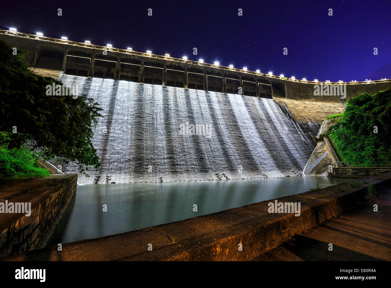 Dam at night hi-res stock photography and images - Alamy