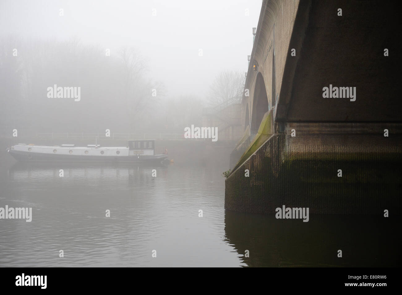 Fog on the thames hi-res stock photography and images - Alamy