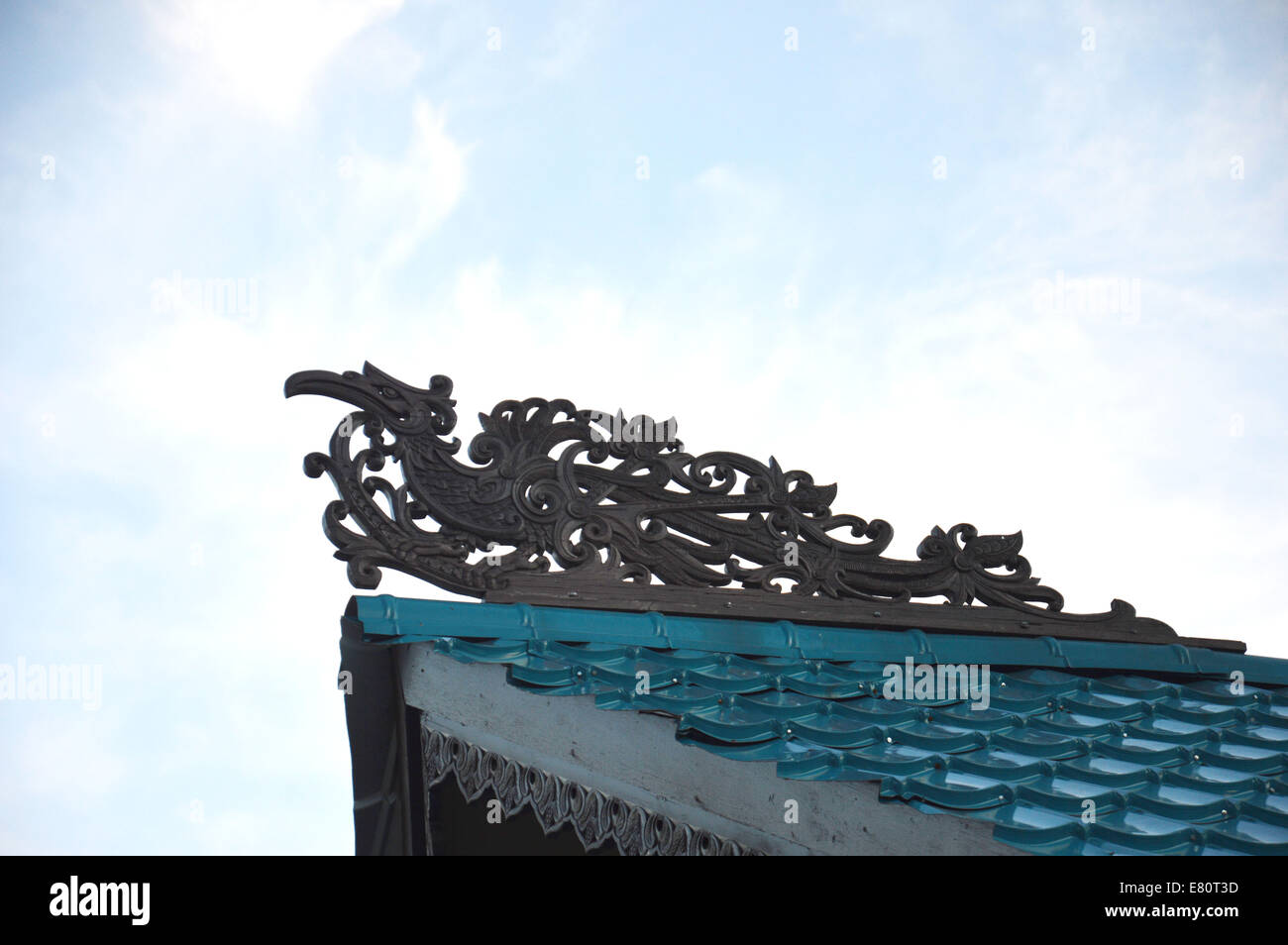 tribal carvings on the roof top of buildings Stock Photo - Alamy
